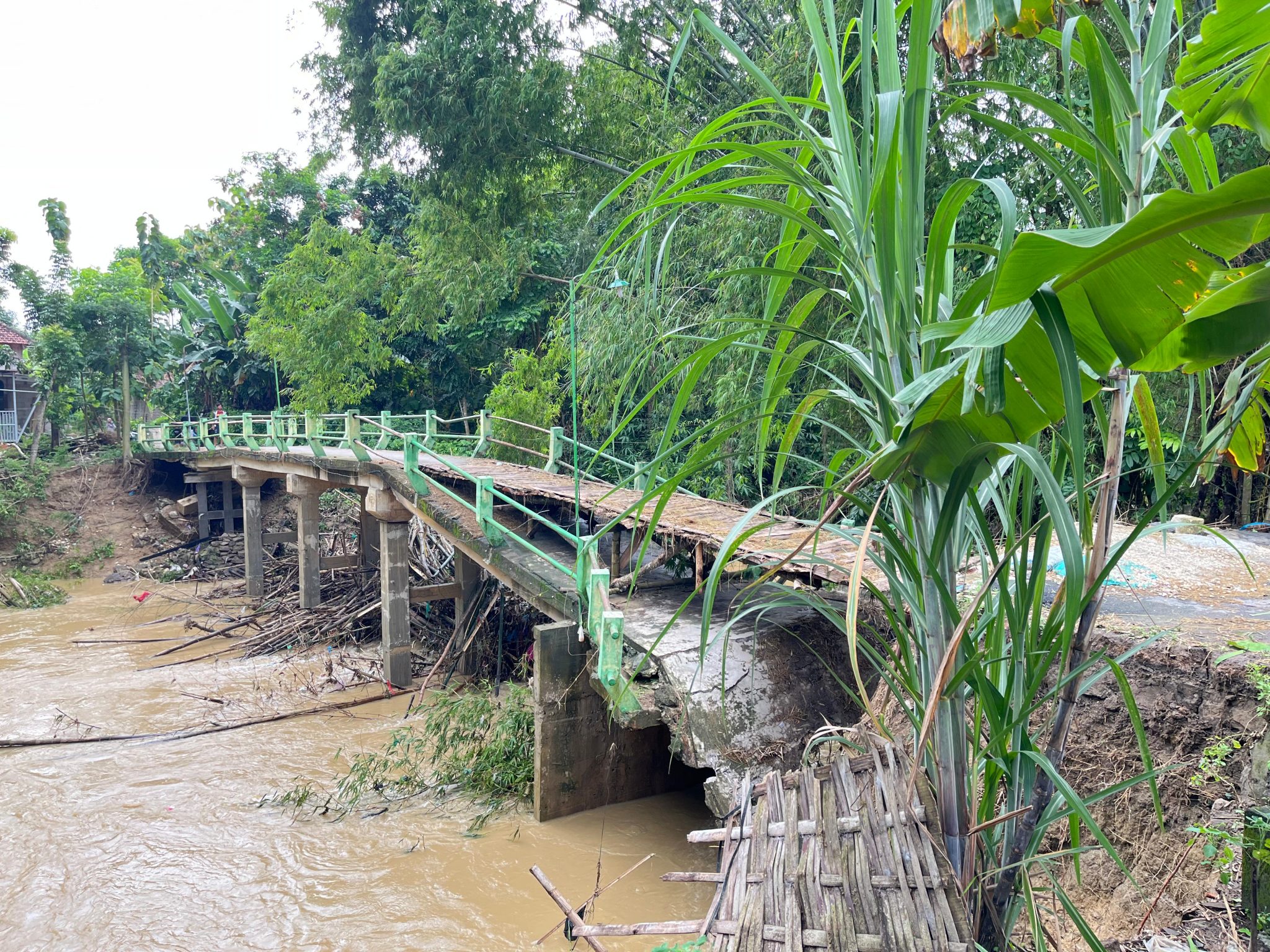 Hujan Deras Picu Jembatan Manjang–Sekarsari Amblas – Samin News